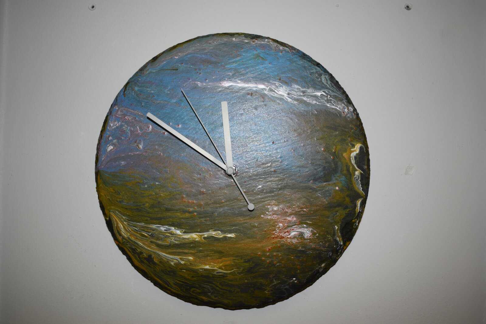 Yuup | Make an Acrylic Paint Pour Clock - Yuup